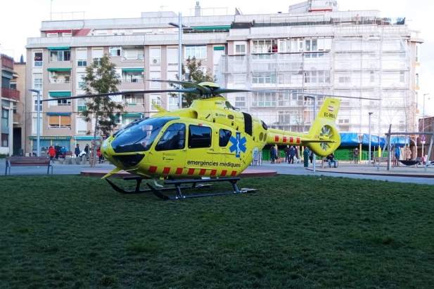 Aterra un helicòpter medicalitzat del SEM a la plaça Llibertat per ...